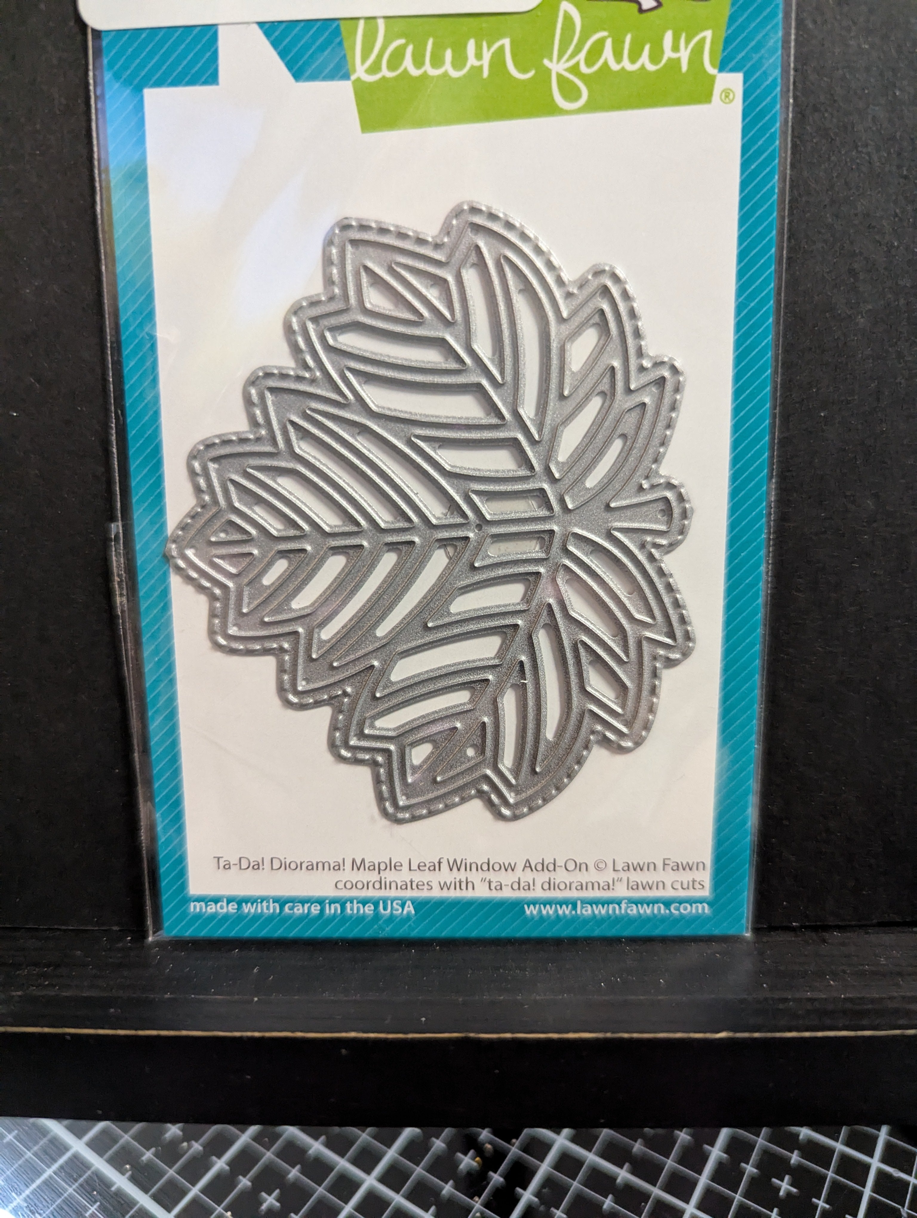 Lawn Fawn Die Ta Da Diorama Maple Leaf window – Scrapendipity Online